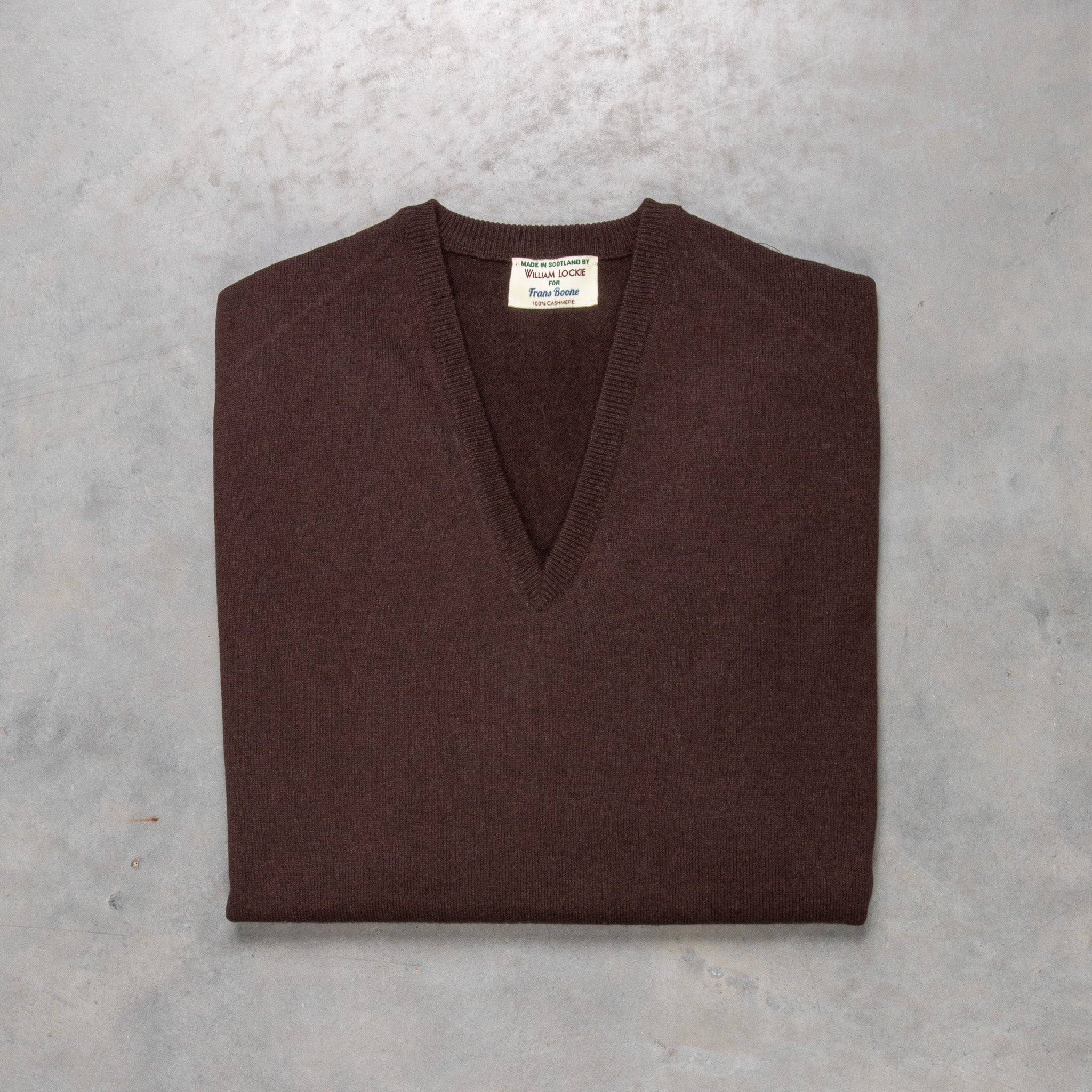 William Lockie Oxton Cashmere V-Neck Ebony – Frans Boone Store